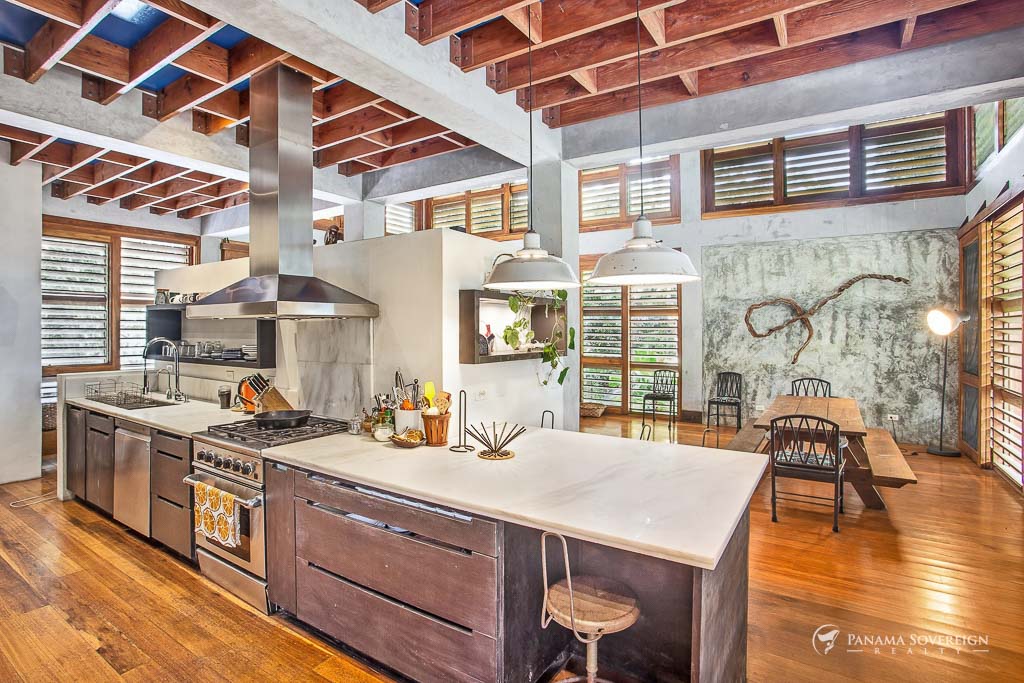 Casa con piscina en la selva tropical de Panamá | Panama Sovereign Realty