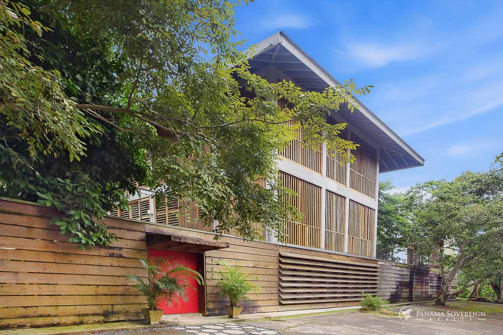 Casa con piscina en la selva tropical de Panamá | Panama Sovereign Realty